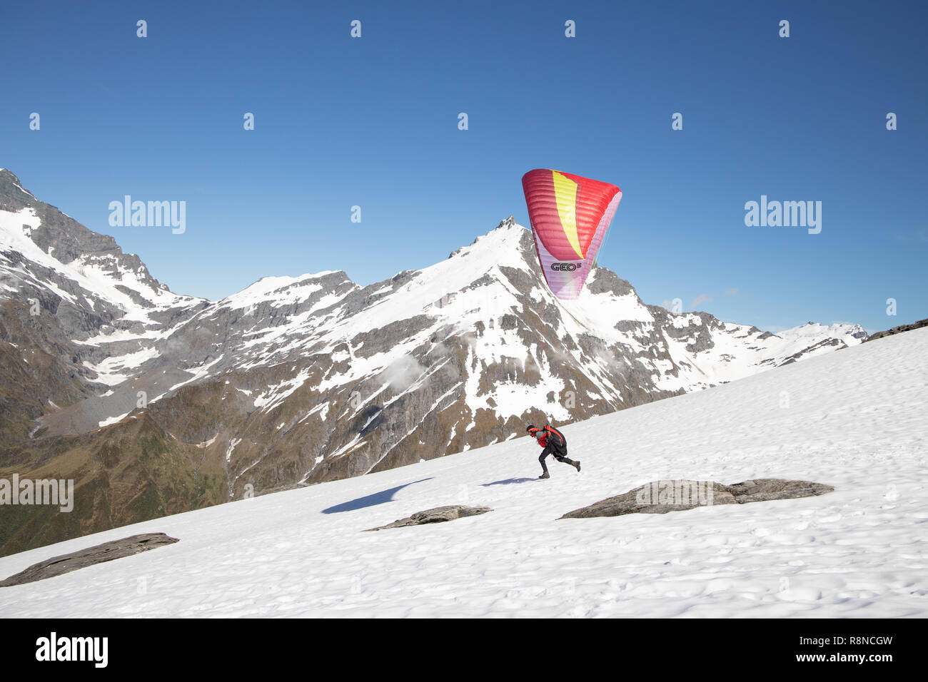Snow capped mountains new zealand hi-res stock photography and images ...