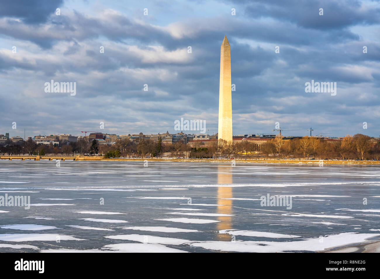 Washington monument snow hi-res stock photography and images - Alamy