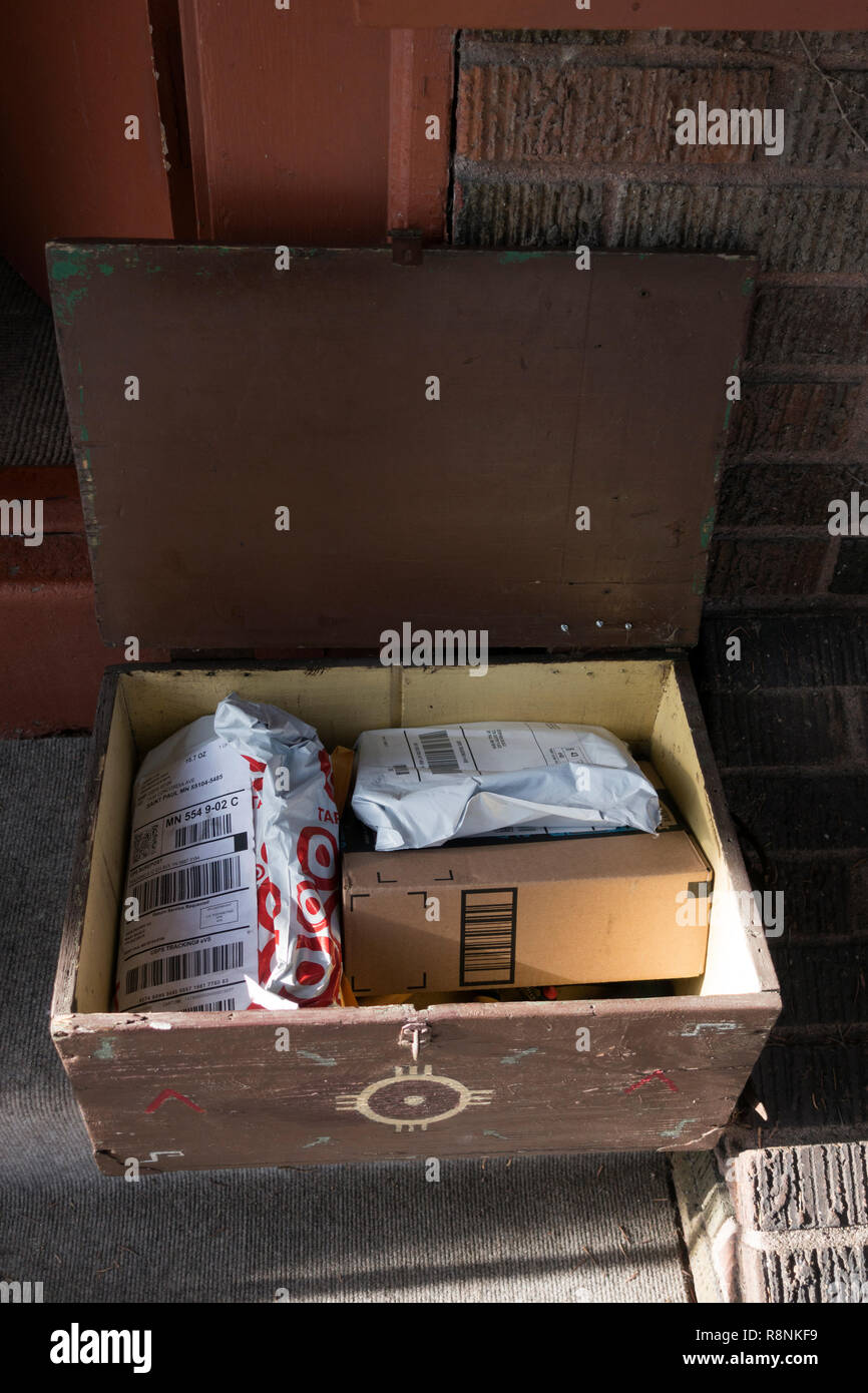 Home delivery box hi-res stock photography and images - Alamy