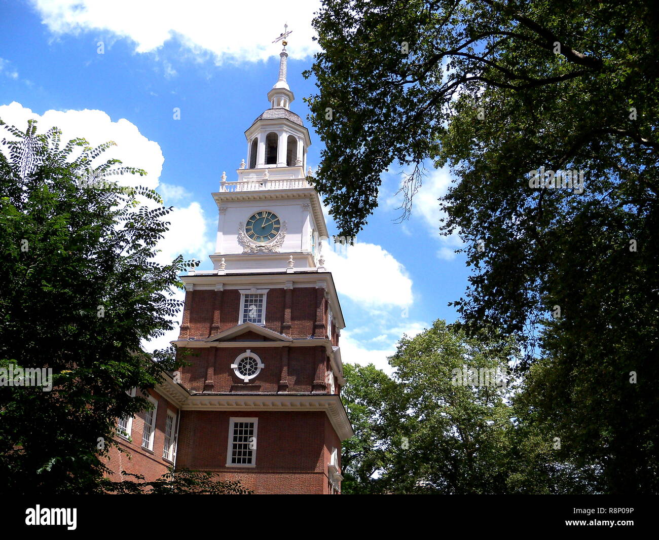 Independence Hall Belfry Flanked by Trees Stock Photo - Alamy
