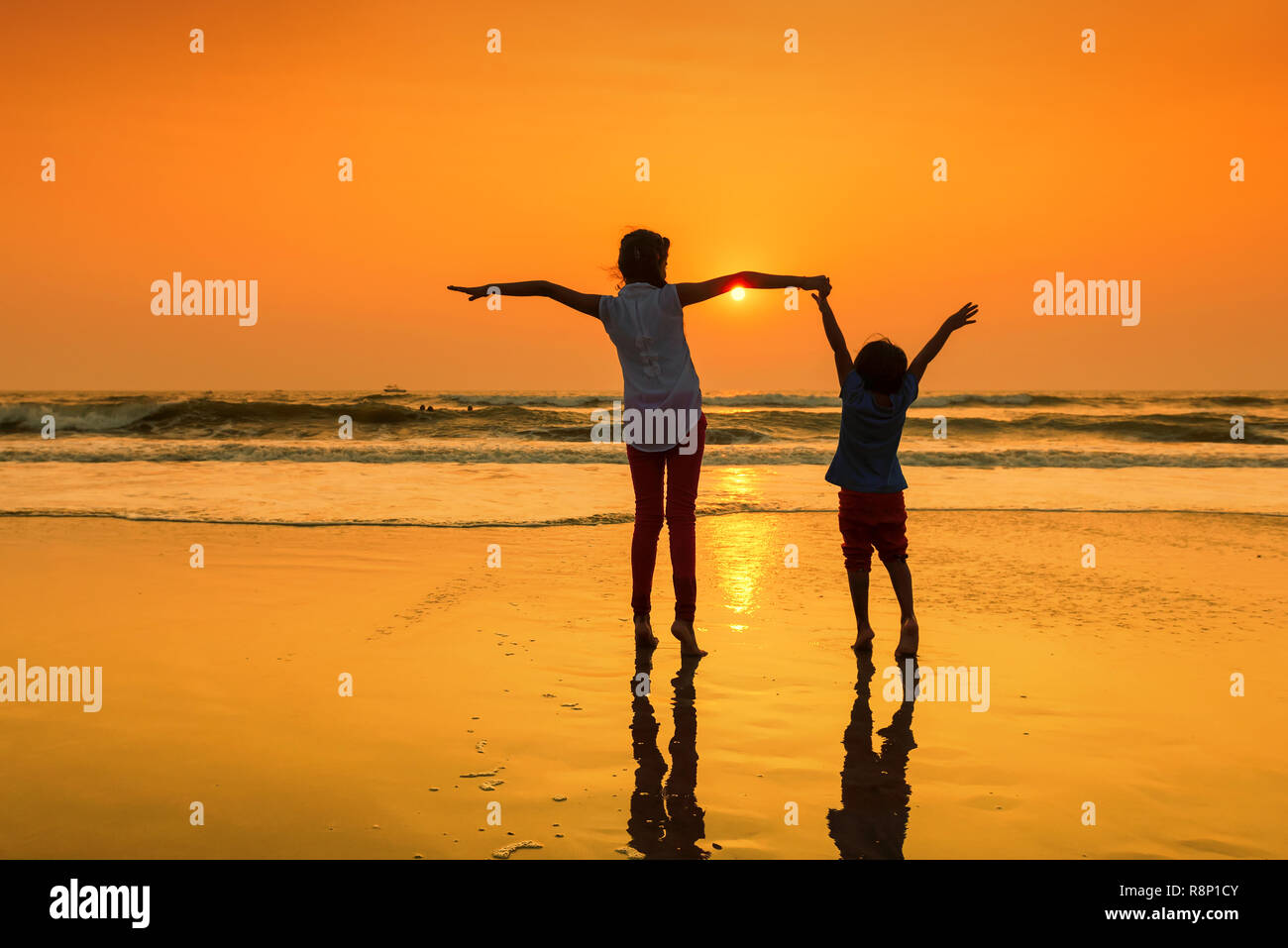 Two girls sunset silhouette hi-res stock photography and images - Alamy