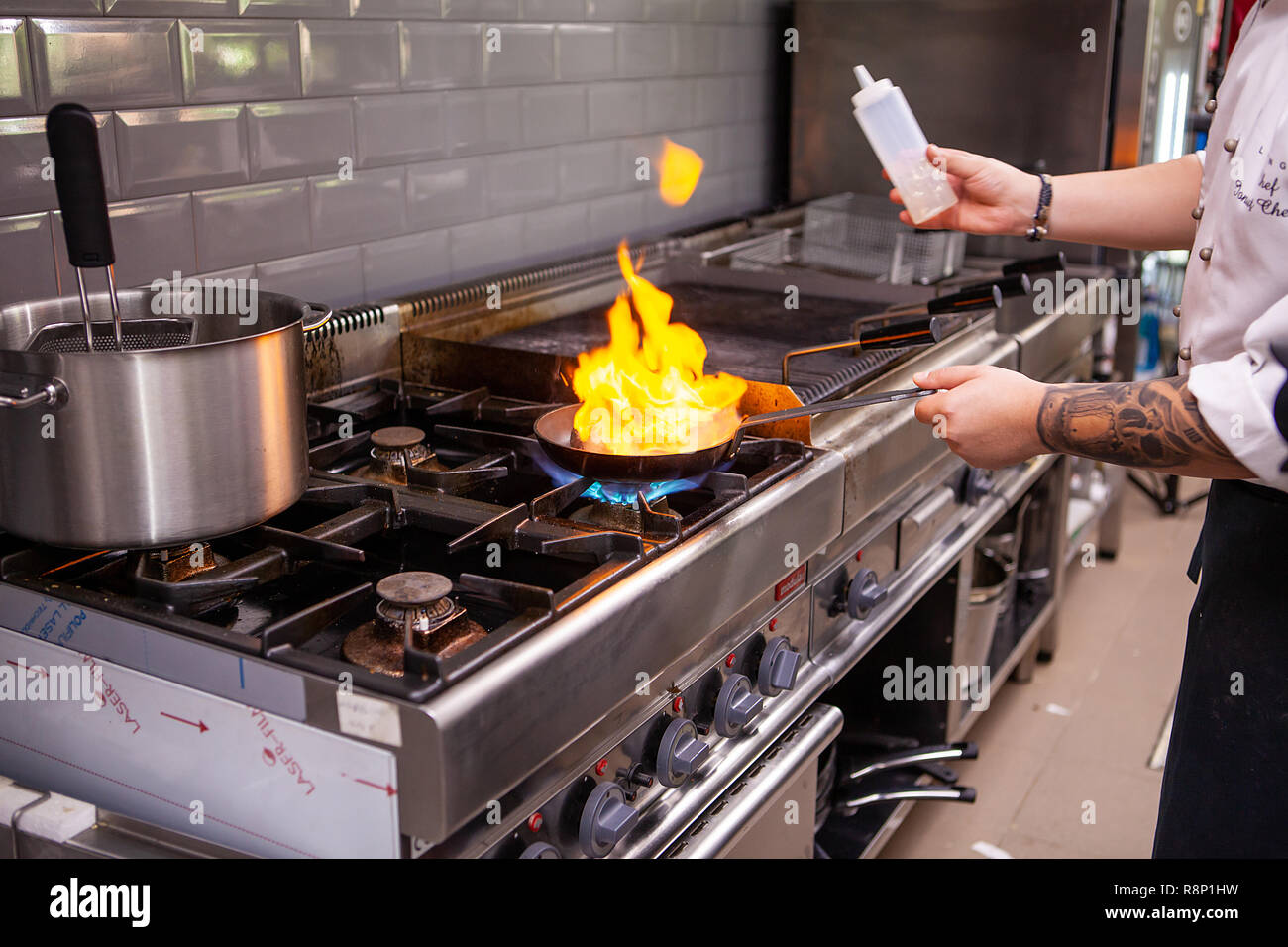 Profesional chef hi-res stock photography and images - Alamy