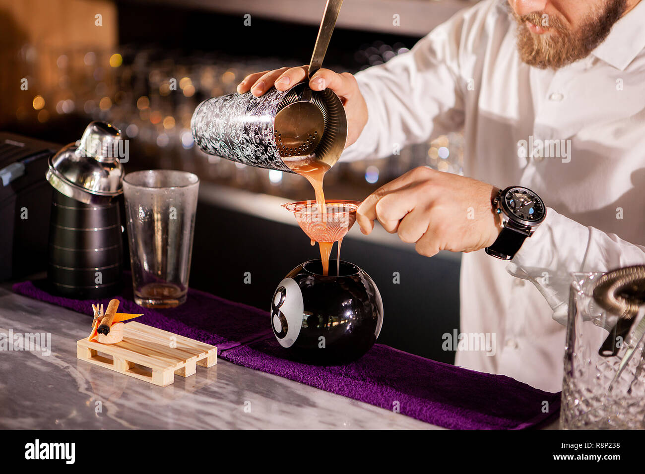 Bartender bartender is pouring a drink. Alcoholic drink Stock Photo - Alamy