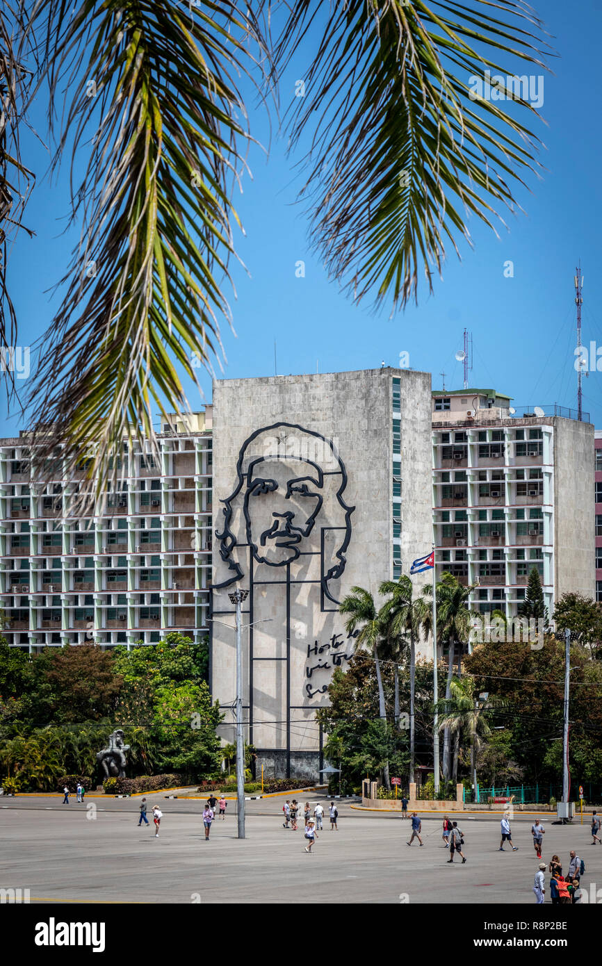 Che Guevara sign on the ministry building in revolution square in ...