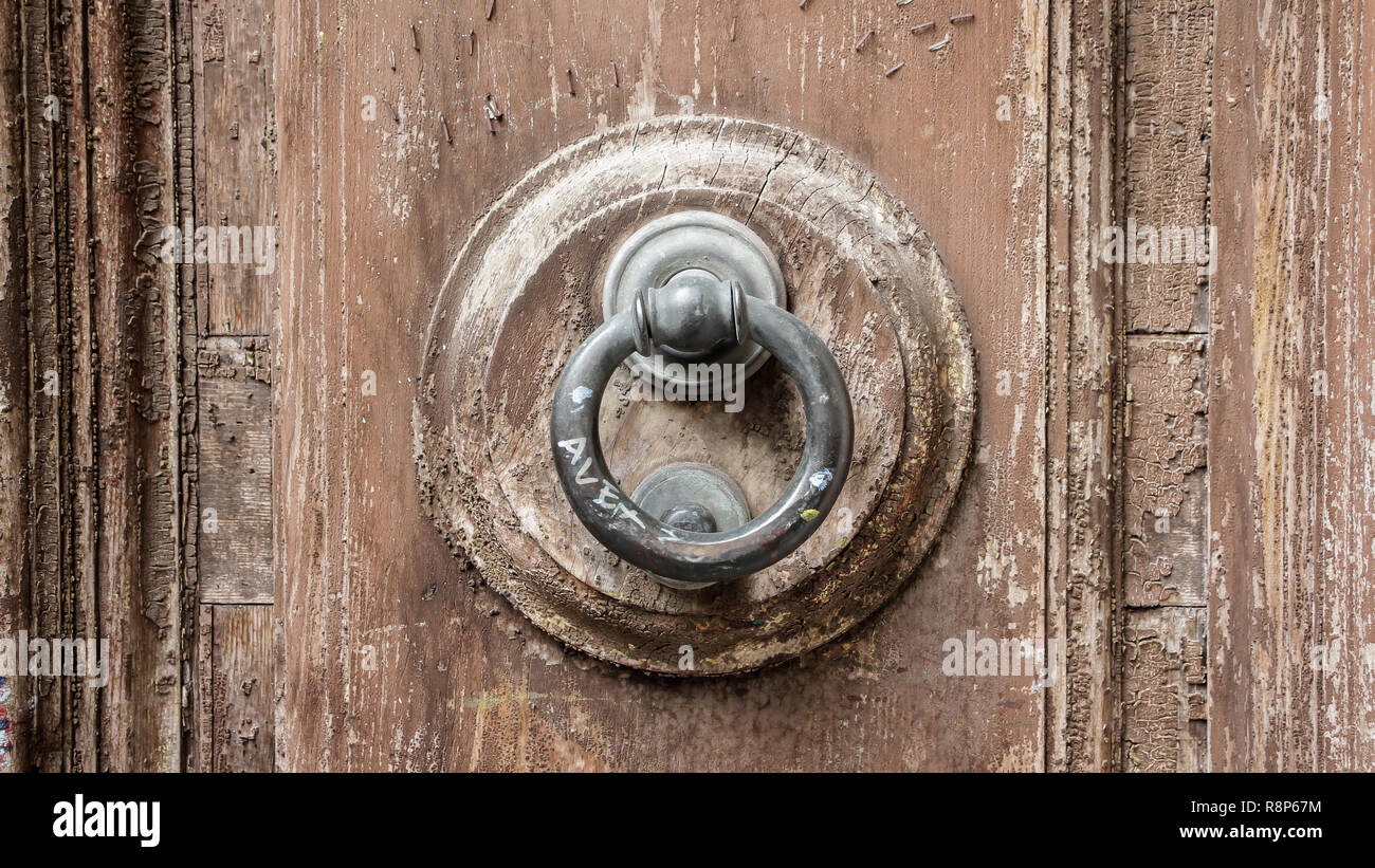 Close-up of an old handle on a brown wooden door Stock Photo - Alamy