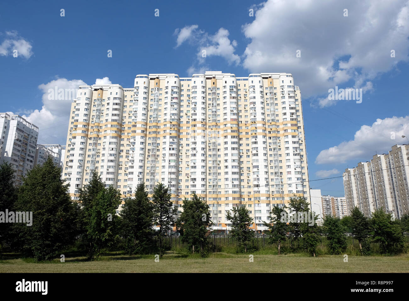 Beige buildings hi-res stock photography and images - Alamy