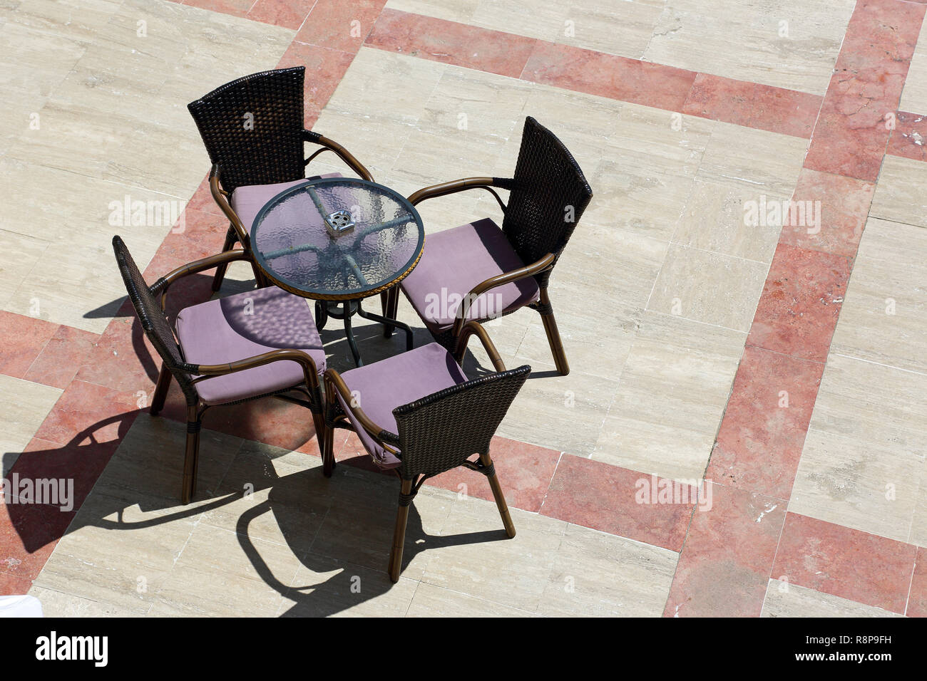 top view of the free table in the restaurant Stock Photo - Alamy