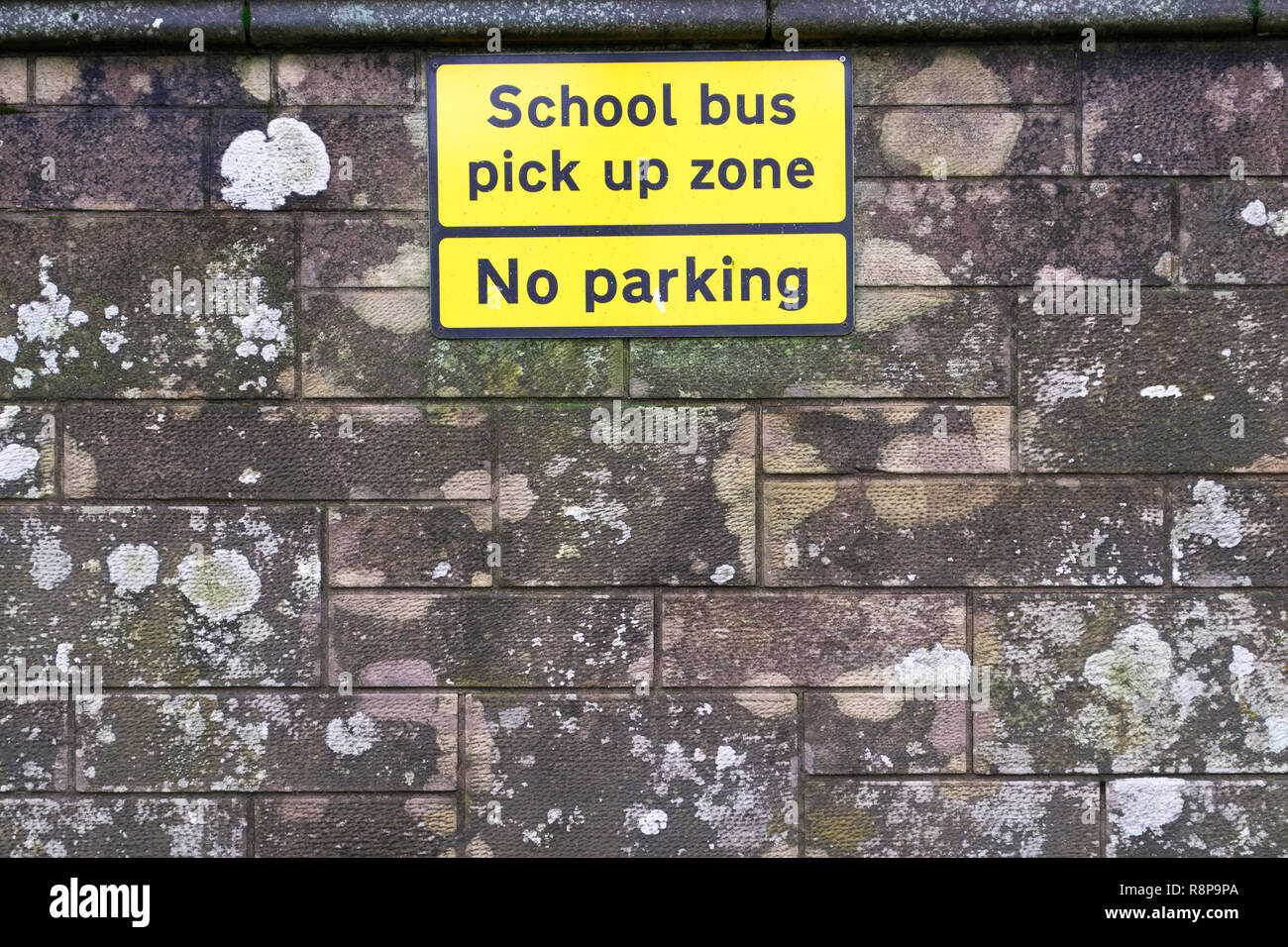 School pick up sign hi-res stock photography and images - Alamy