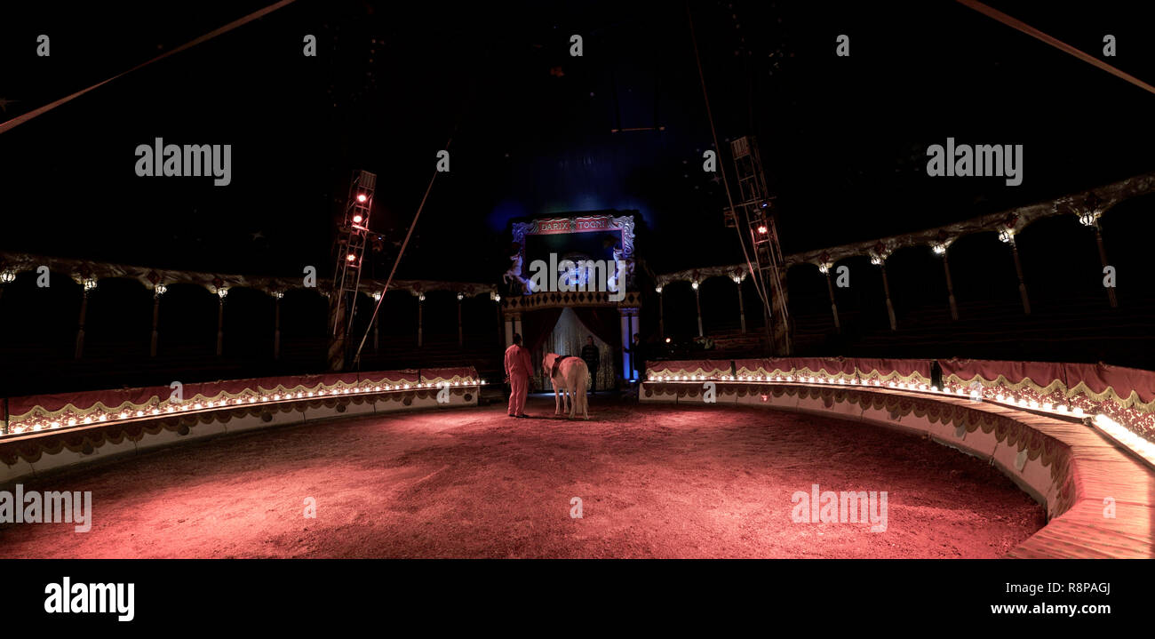 Empty circus arena hi-res stock photography and images - Alamy