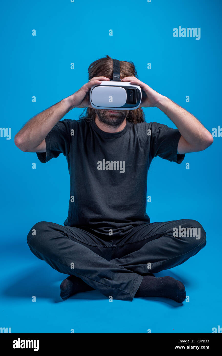 Virtual reality googles hi-res stock photography and images - Alamy