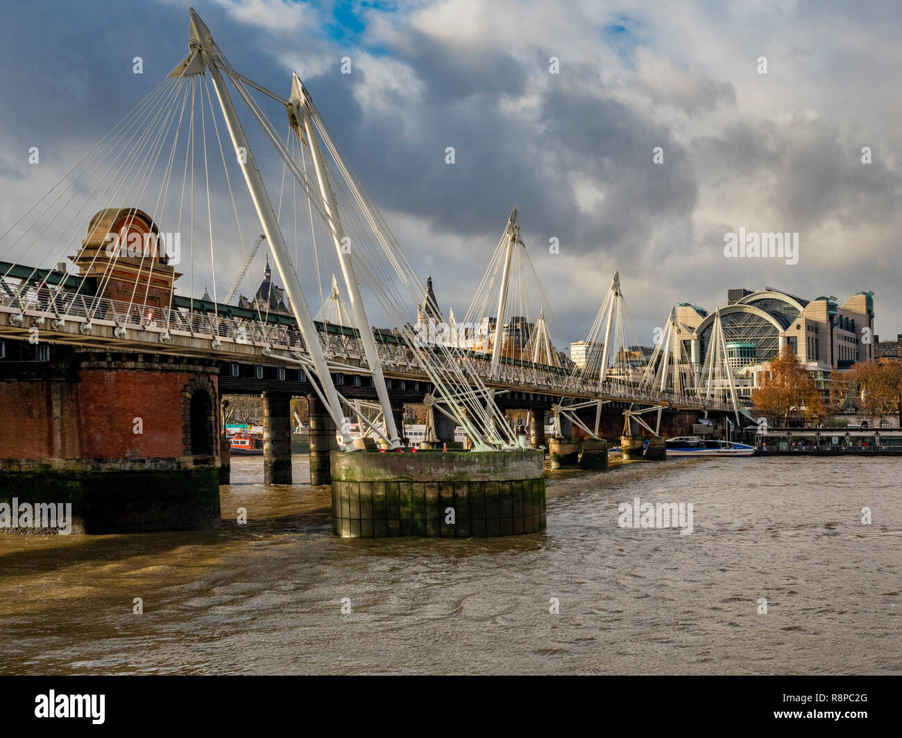 Hungerford Bridge and Golden Jubilee Bridges over the river Thames ...