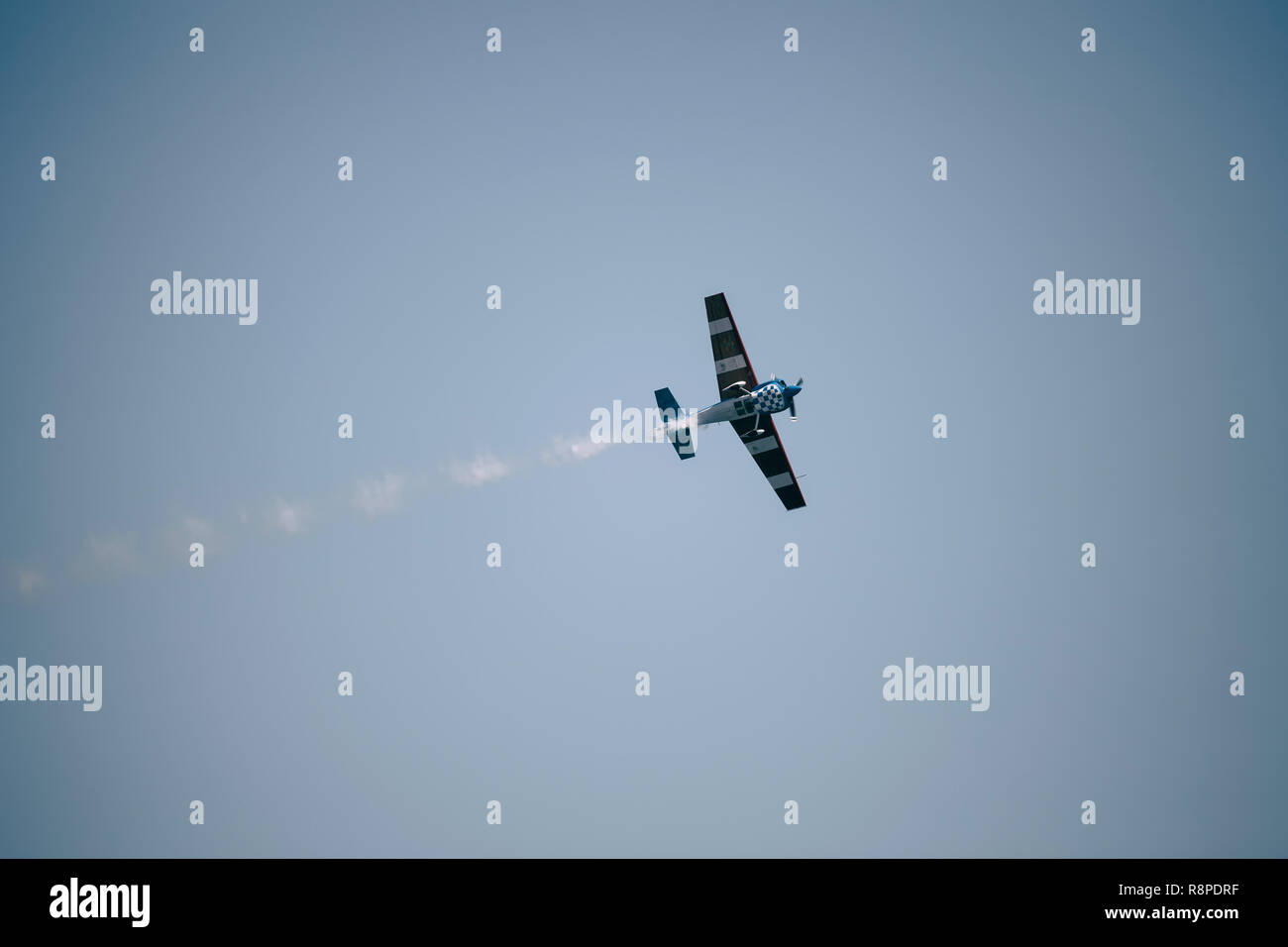 Acrobatics aerial hi-res stock photography and images - Alamy
