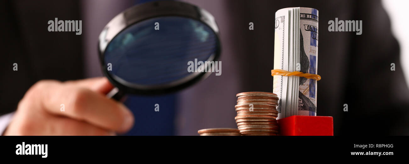 Hand businessman in suit hold quarter Stock Photo - Alamy