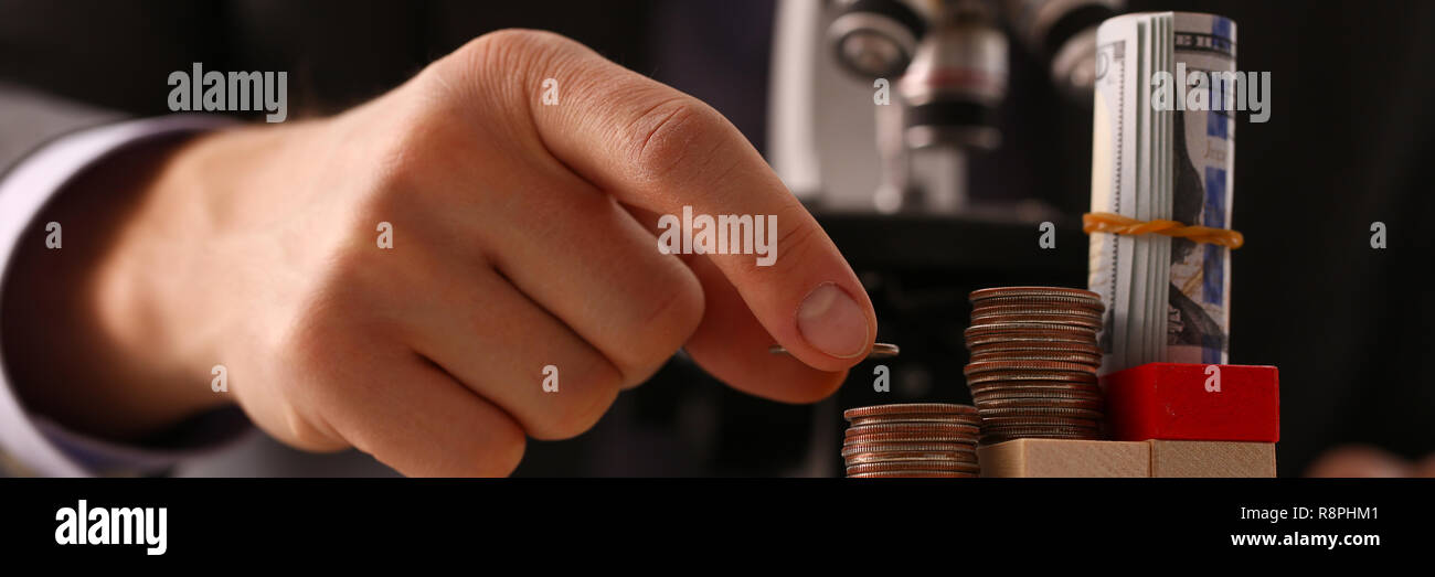 Hand businessman in suit hold quarter Stock Photo - Alamy