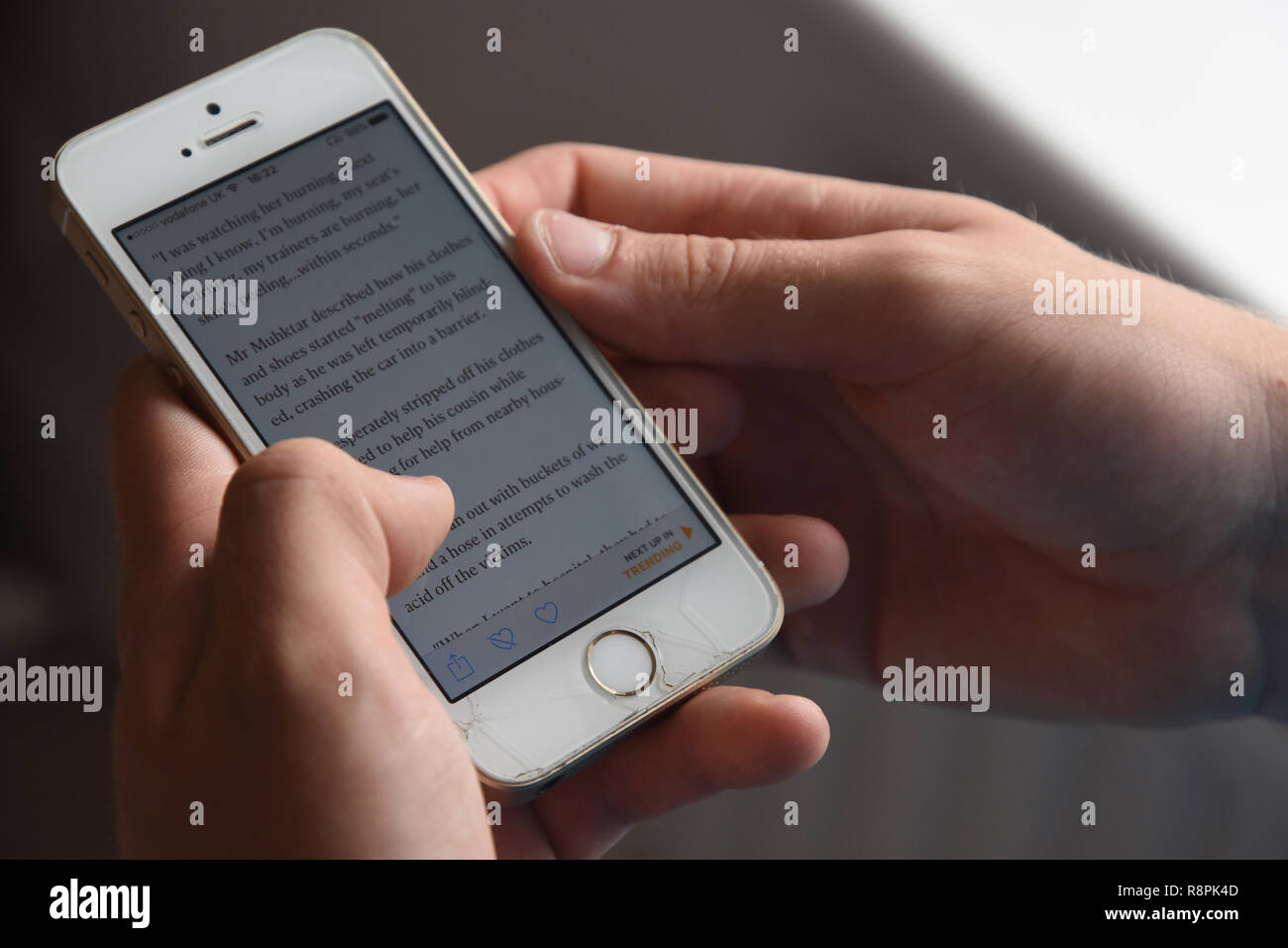 Hands on iphone hi-res stock photography and images - Alamy