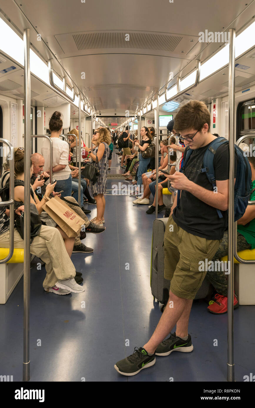 Busy subway vertical europe hi-res stock photography and images - Alamy