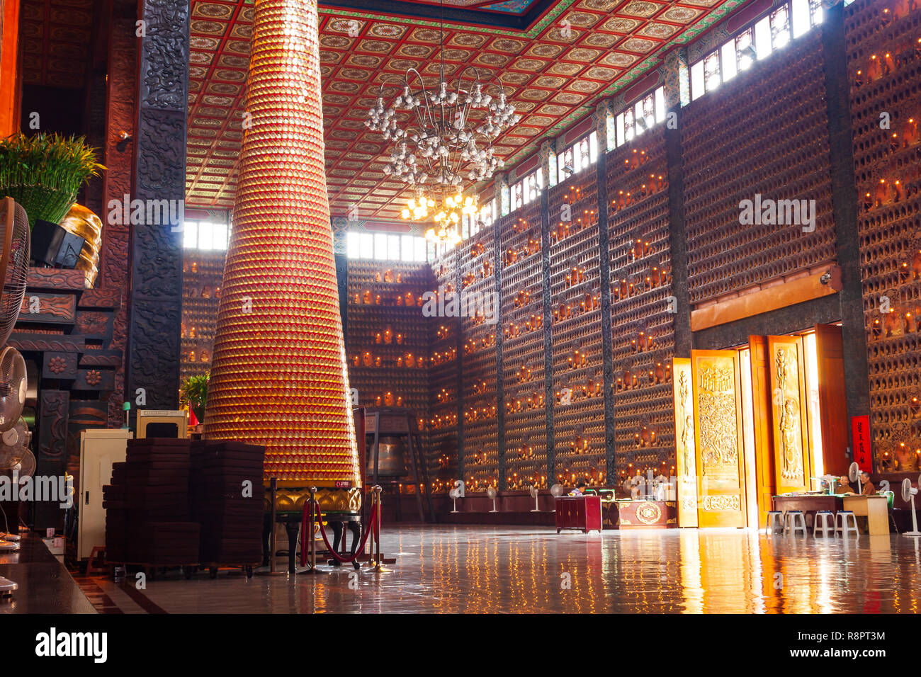 Taiwanese buddhist temple hi-res stock photography and images - Alamy