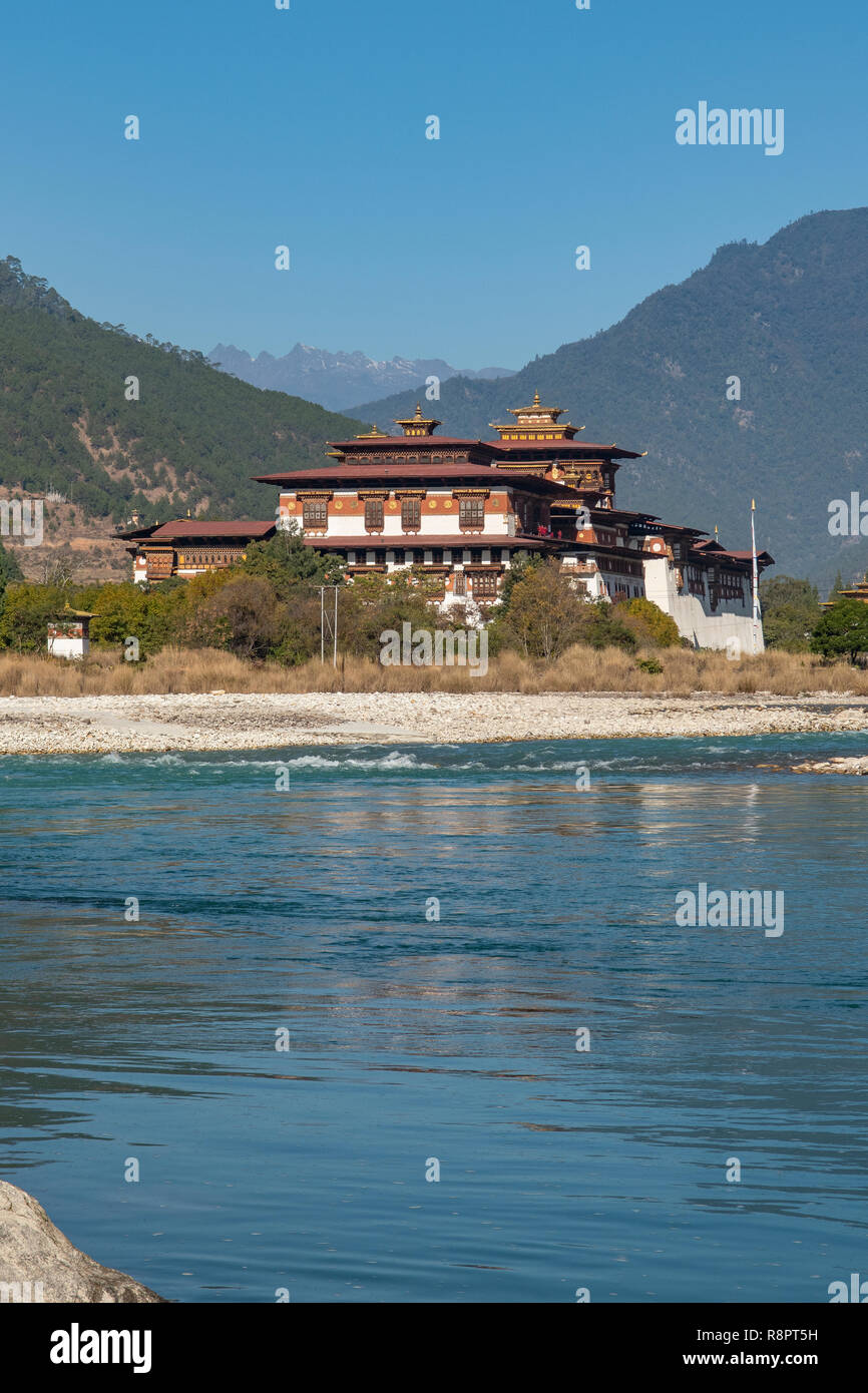Puna Tsang Chu River and Punakha Dzong, Punakha Stock Photo - Alamy