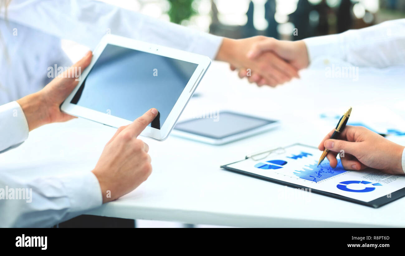 successful contract. handshake on the background of workplace wi Stock ...