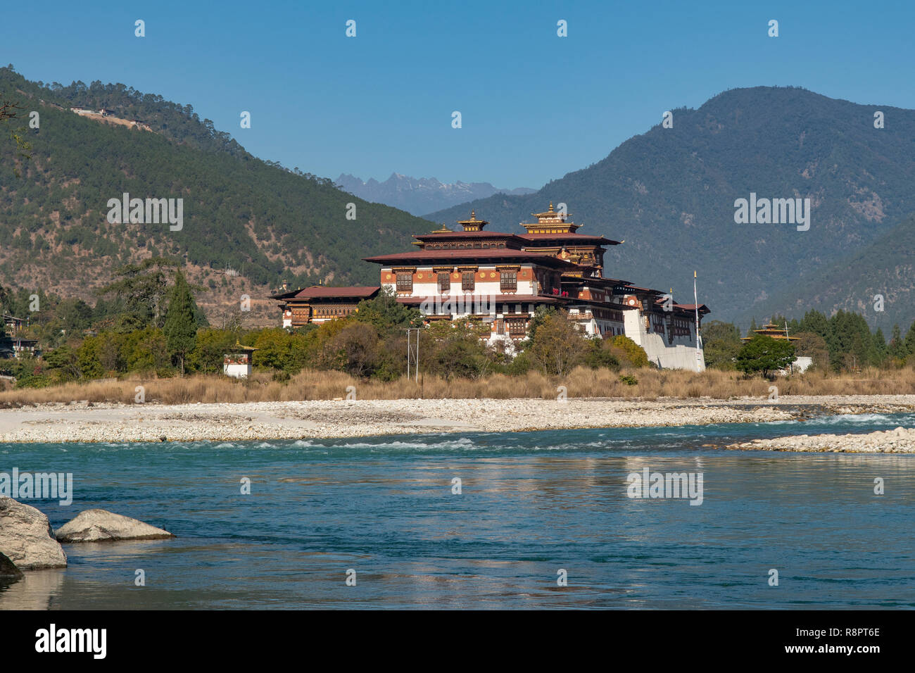 Puna Tsang Chu River and Punakha Dzong, Punakha Stock Photo - Alamy