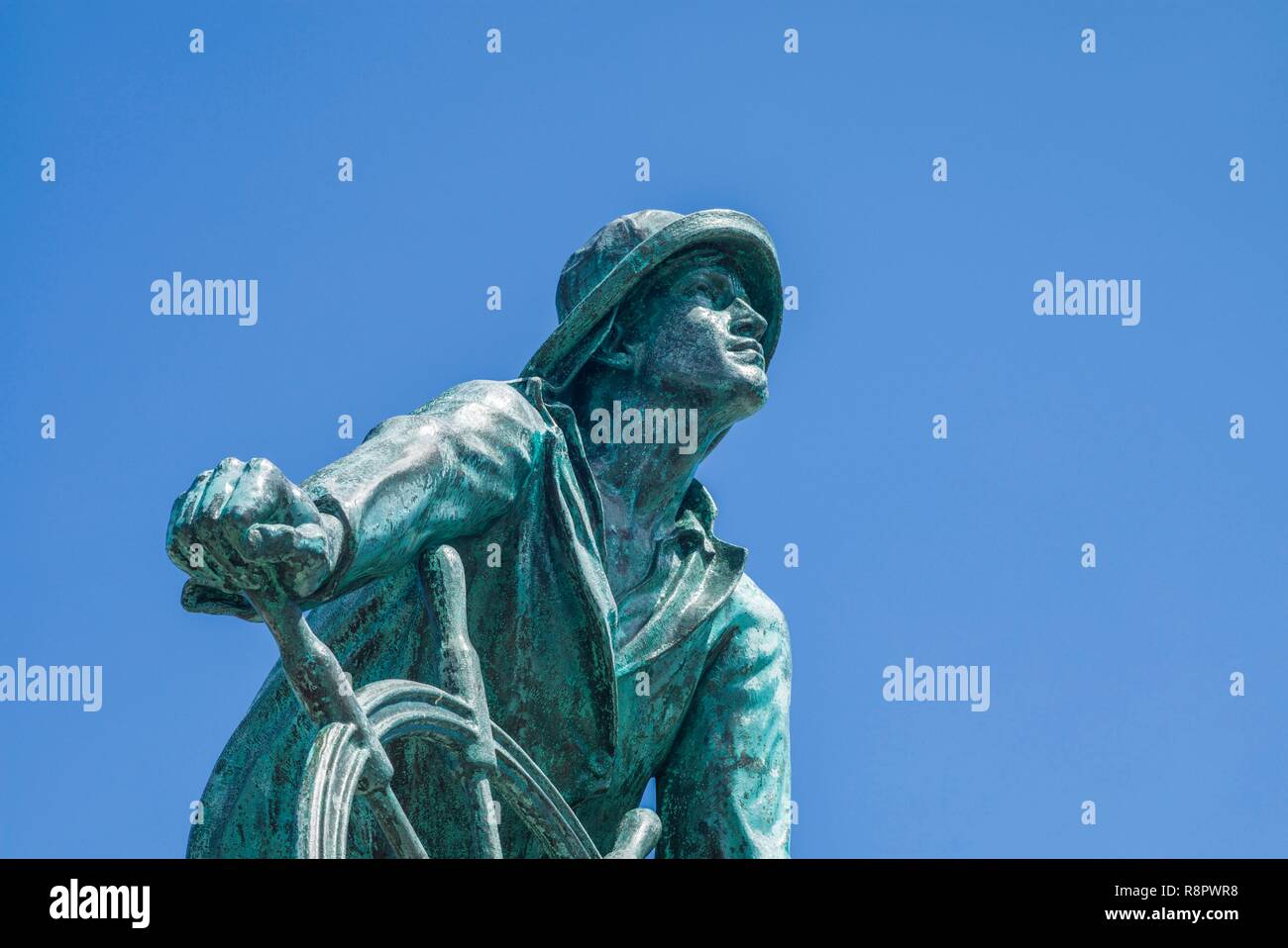 Man at the wheel statue gloucester hi-res stock photography and images ...