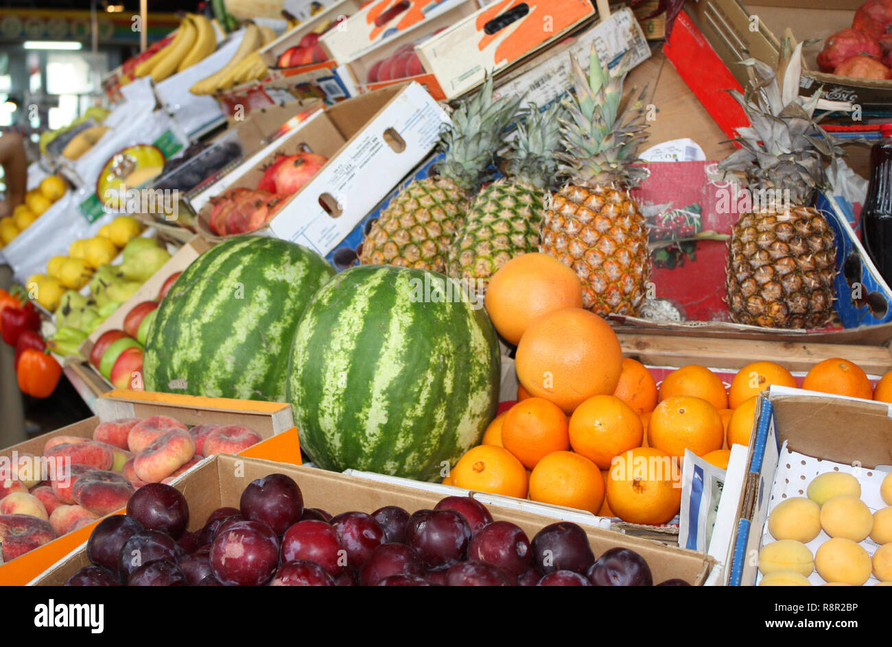 Tropical fruit on a market counter Stock Photo - Alamy