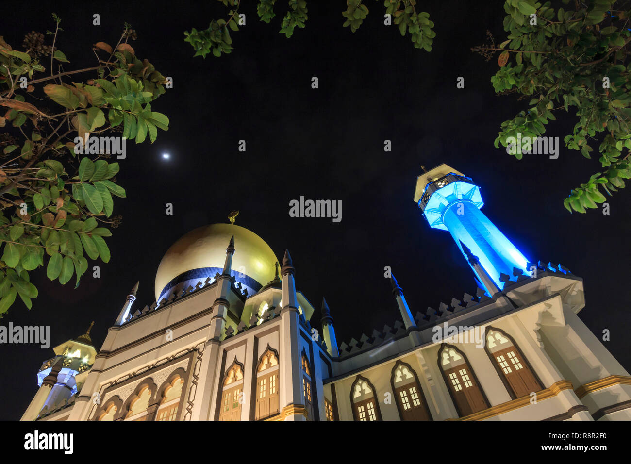 Main view of Masjid Sultan (Sultan Mosque) in Muscat Street at night ...