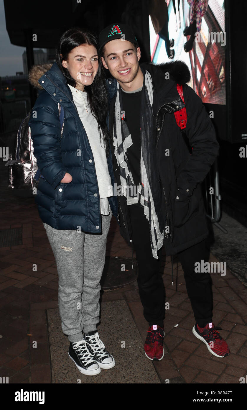 Celebrities and their professional dance partners arrive at the Tower ...