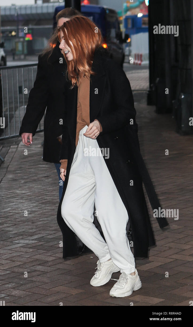 Celebrities and their professional dance partners arrive at the Tower ...