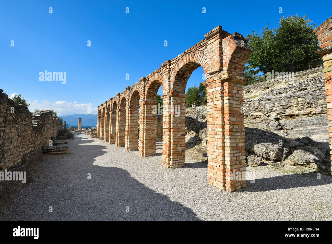 Open sided building hi-res stock photography and images - Alamy