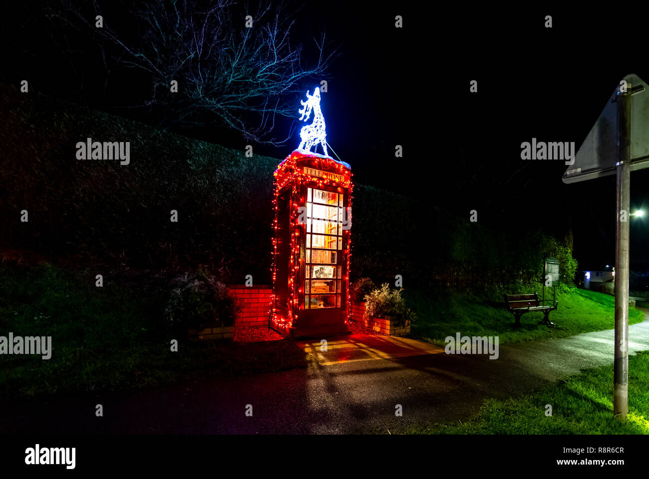 Red phone box christmas lights hi-res stock photography and images - Alamy