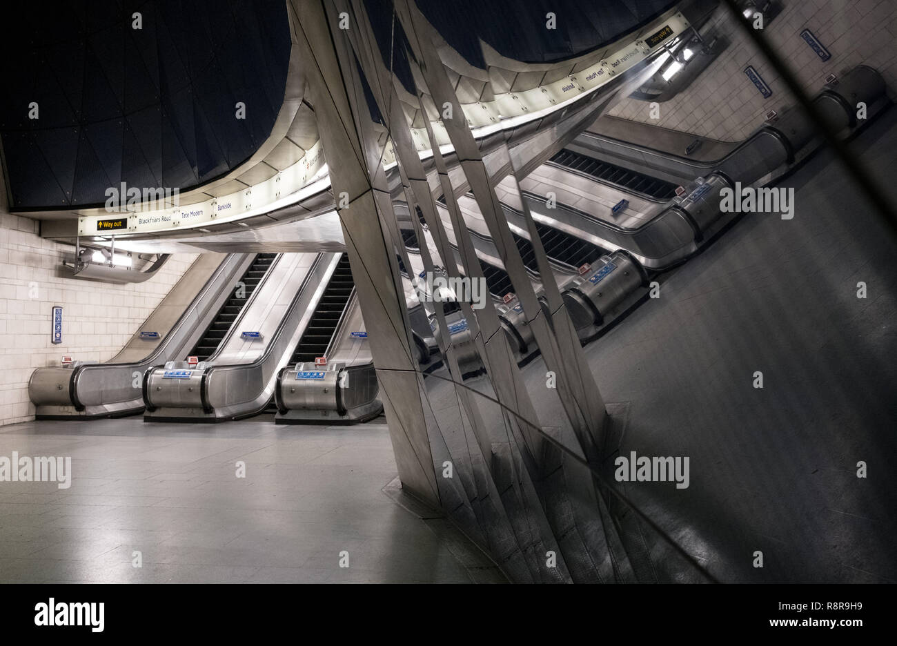 Dark glass panels building reflect hi-res stock photography and images ...