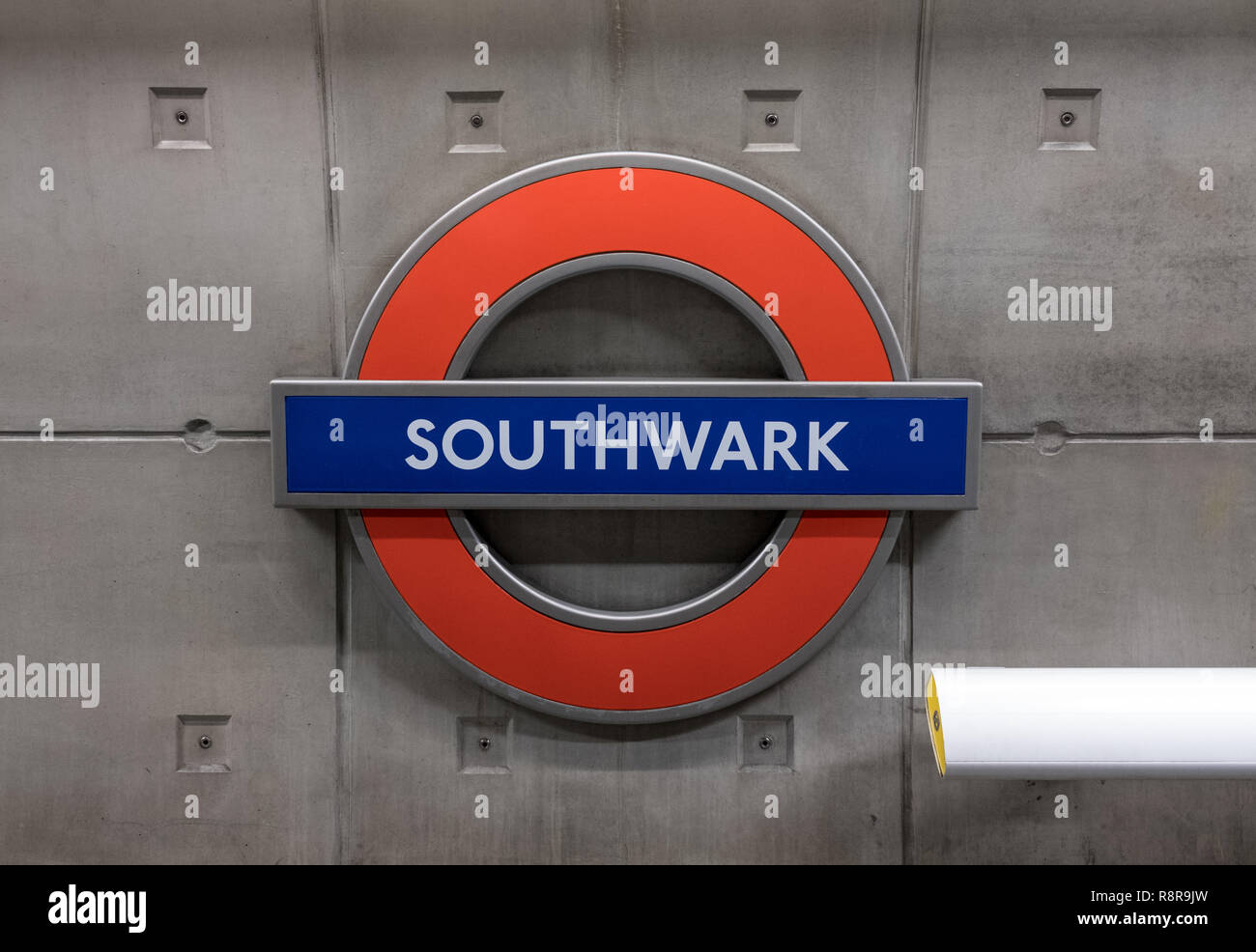 Tfl roundel hi-res stock photography and images - Alamy