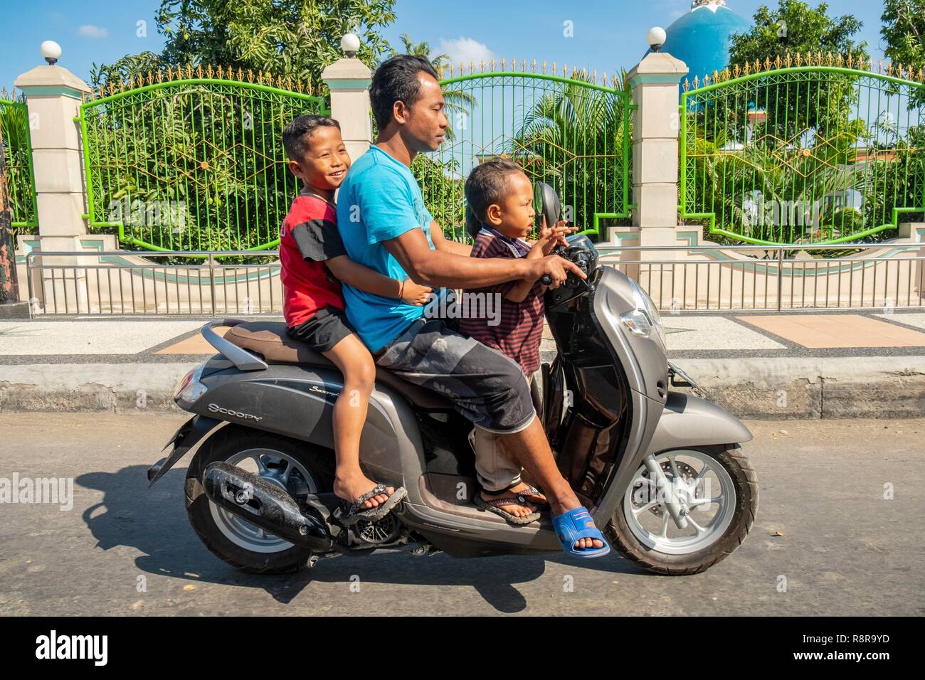 Family on motorcycle hi-res stock photography and images - Alamy