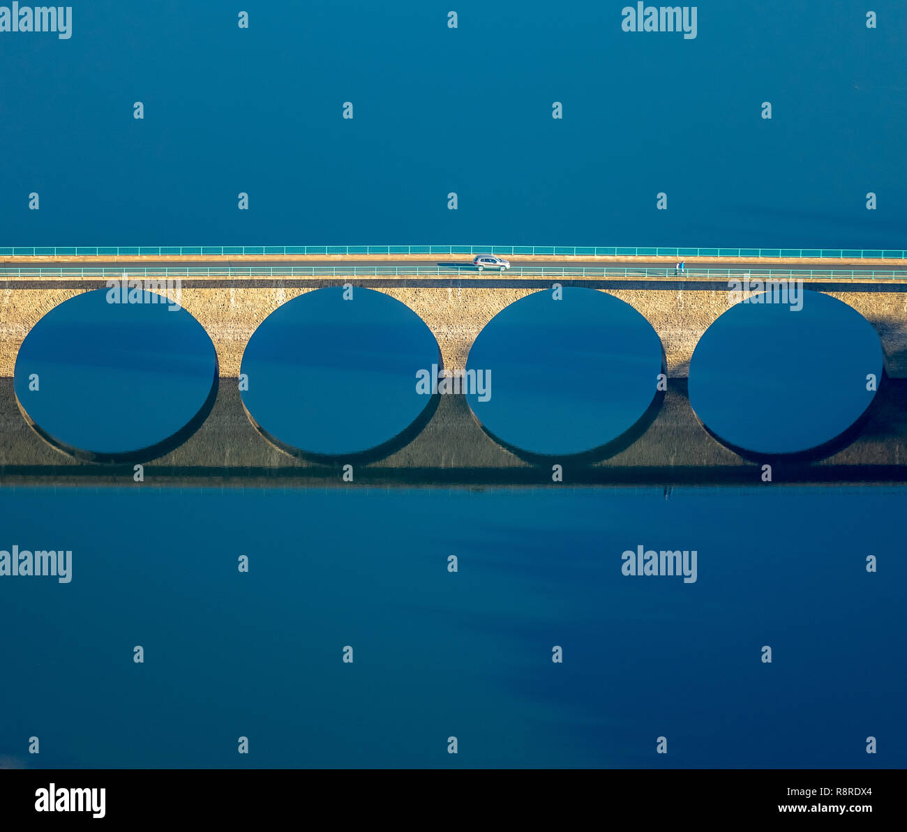 Round columns hi-res stock photography and images - Alamy