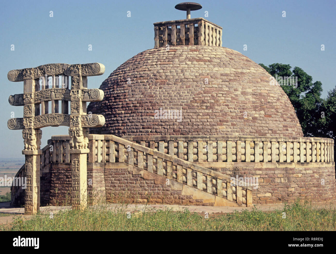 buddhist stupa, sanchi stupa, madhya pradesh, india Stock Photo - Alamy