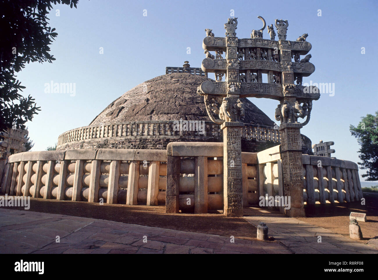buddhist stupa, sanchi stupa, madhya pradesh, india Stock Photo - Alamy