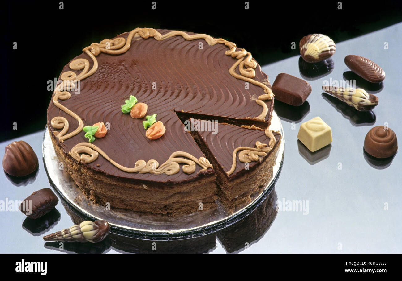 Cakes of different sizes hi-res stock photography and images - Alamy