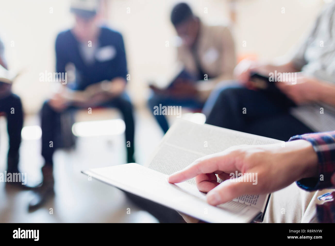 Adult reading group hi-res stock photography and images - Alamy