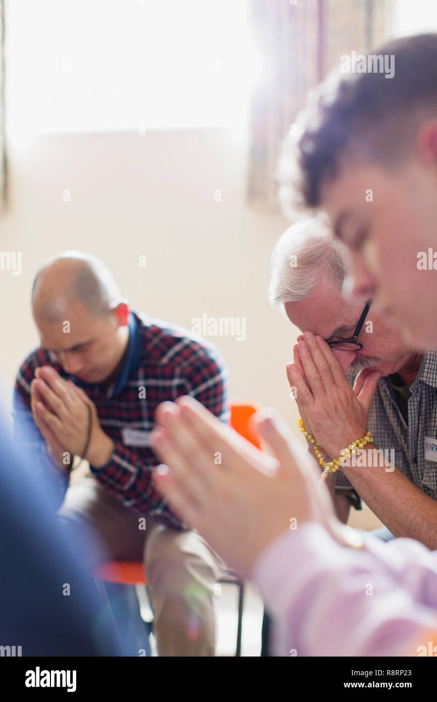 Men praying with prayer beads in prayer group Stock Photo - Alamy