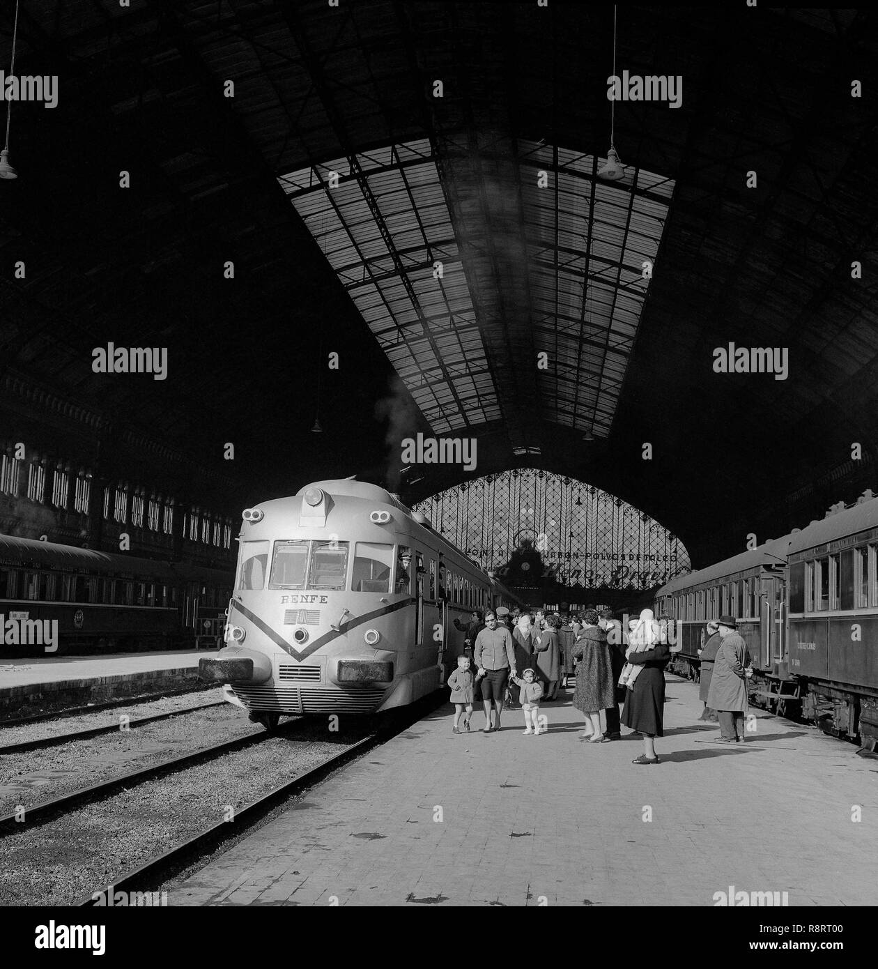 ESTACION DE ATOCHA - FOTOGRAFIA EN BLANCO Y NEGRO - AÑOS 60. Location ...