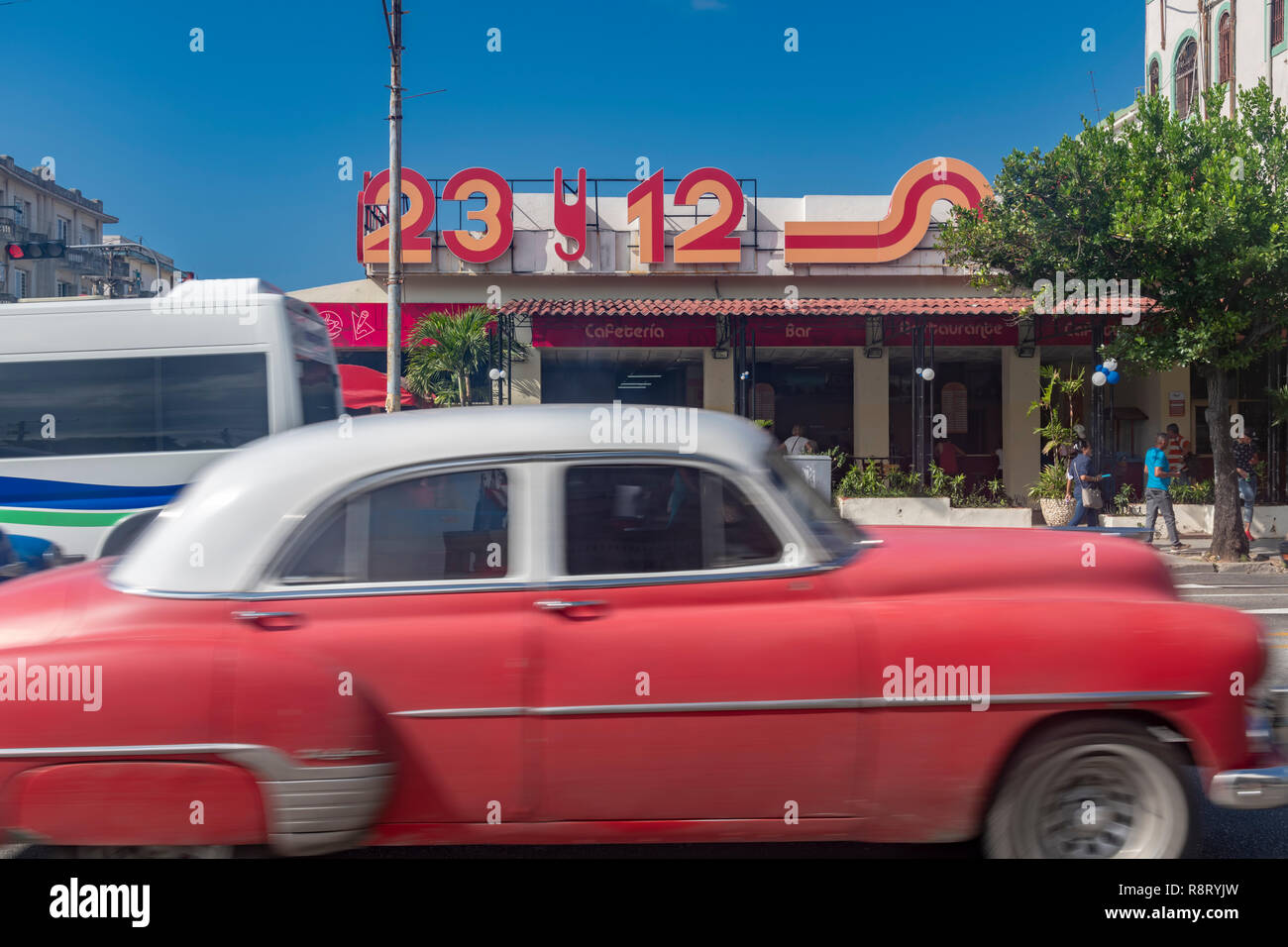 Old American cars outside the 23 y 12 cafe / bar in Havana, Cuba. The ...