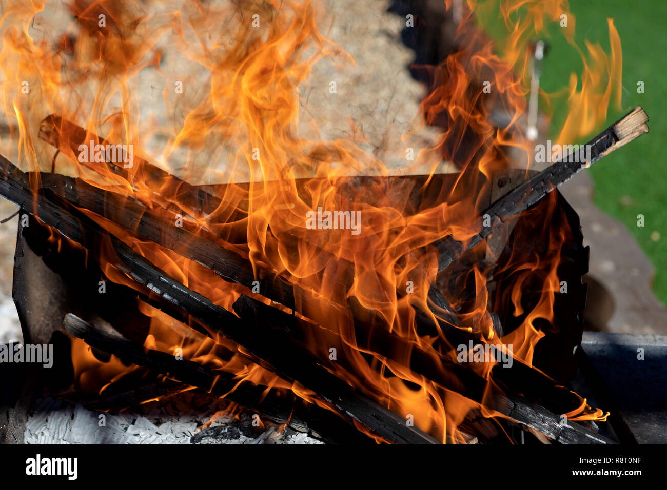 Barbacue fire hi-res stock photography and images - Alamy