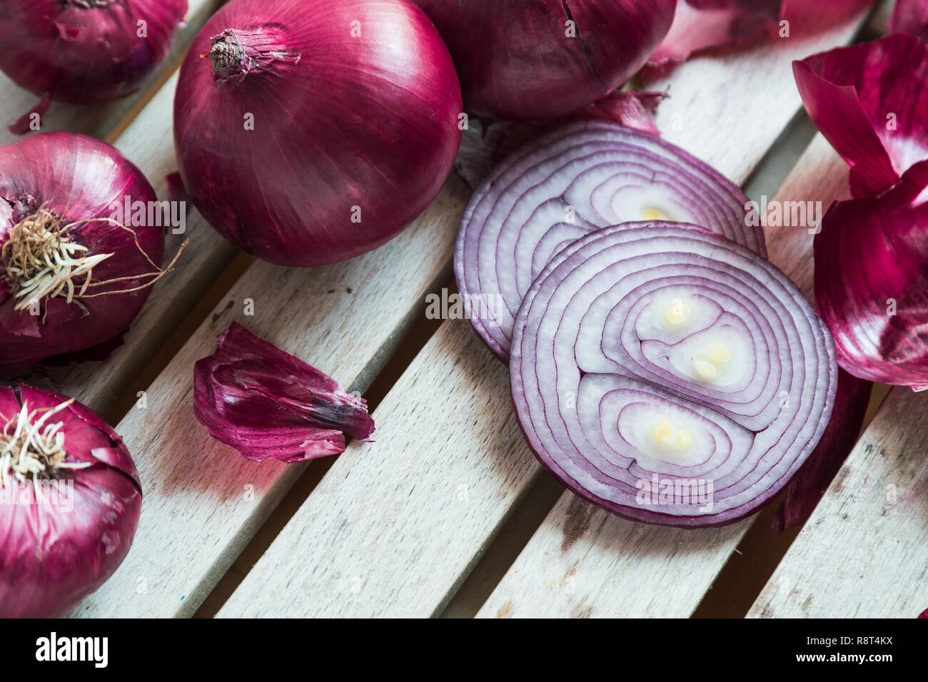Purple red skin onions hi-res stock photography and images - Alamy