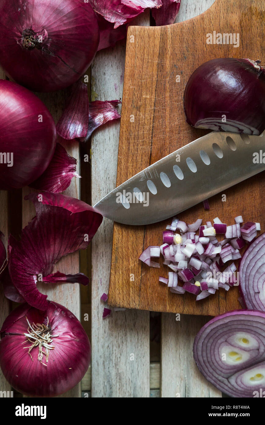 Cutting red onions hi-res stock photography and images - Alamy
