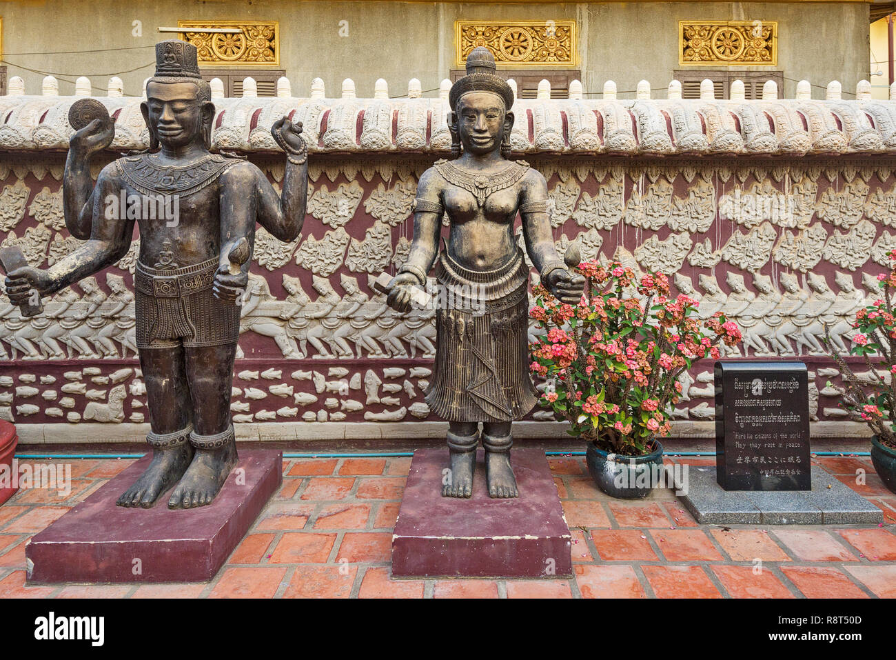 statues in the courtyard of the temple Wat Ounalom in Phnom Penh ...