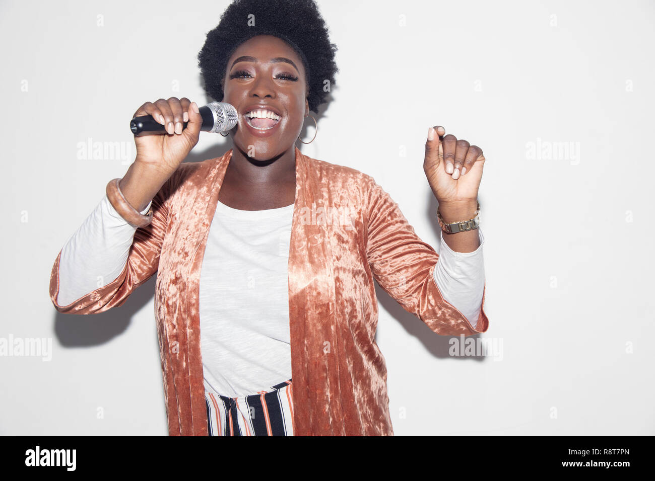 Black woman singing into microphone hi-res stock photography and images ...