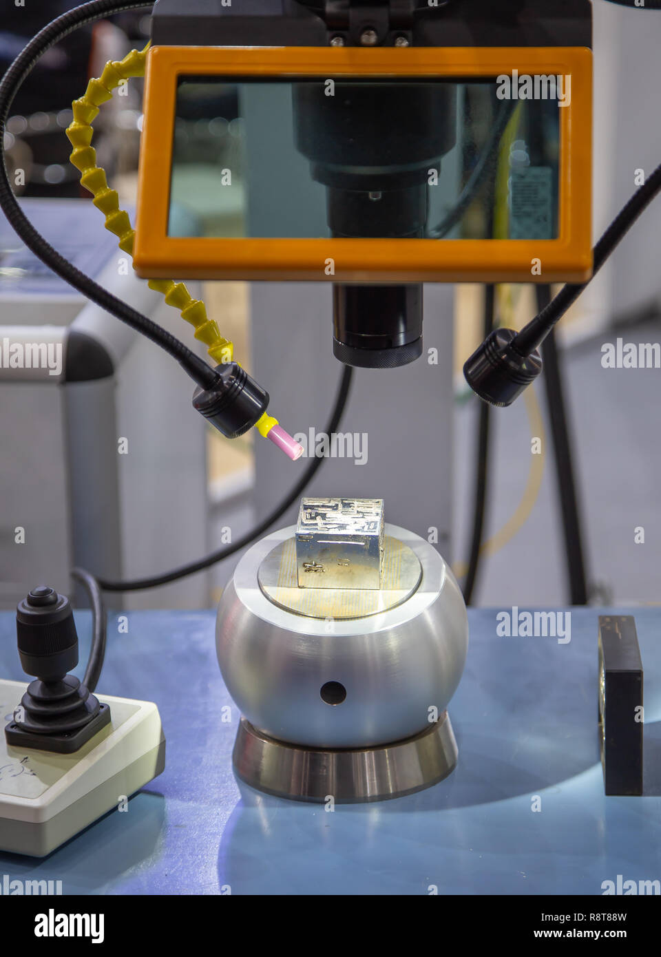 Laser welding machine for welding workpiece and repair mould damaged ...