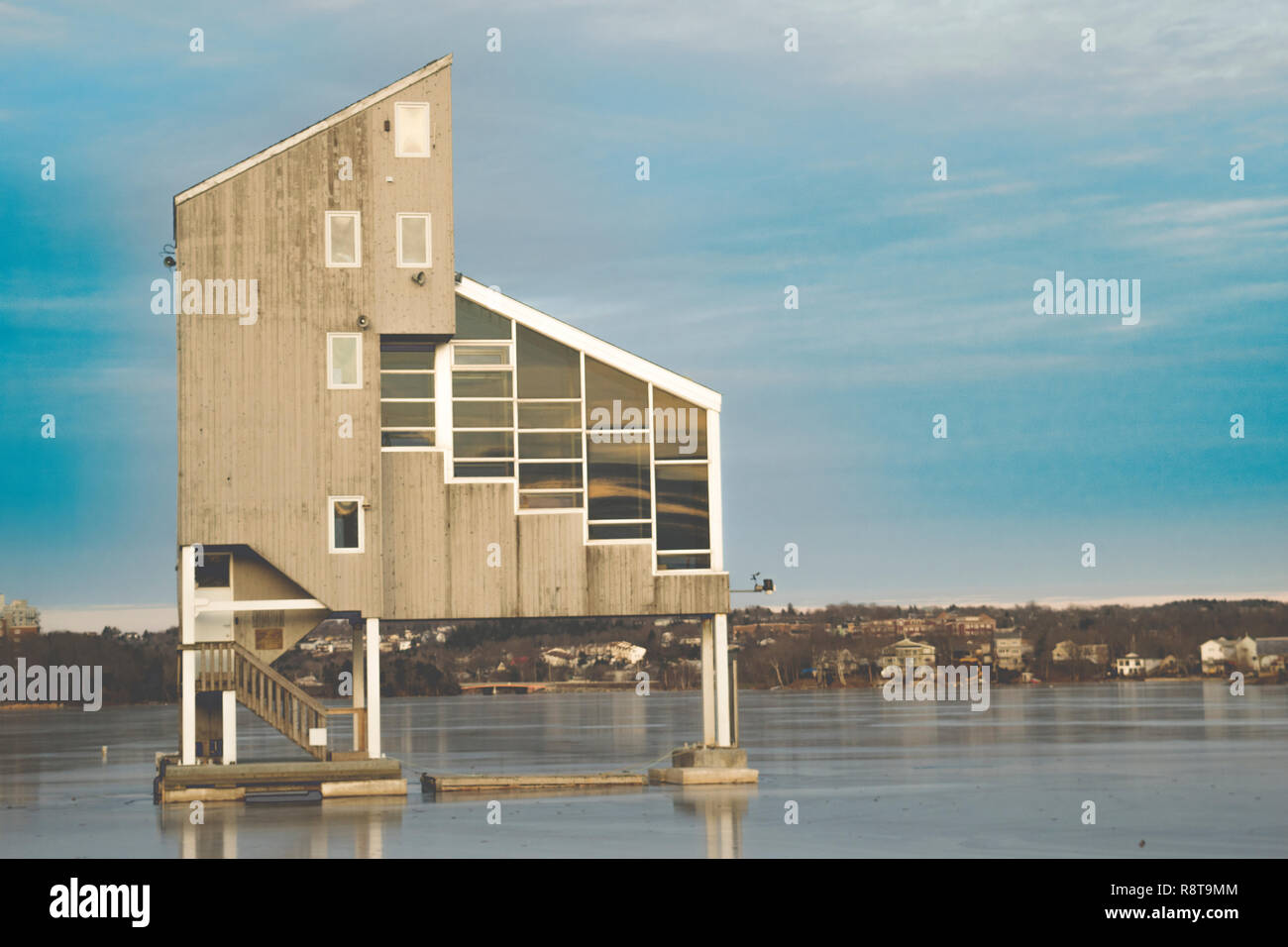 Very frozen house hi-res stock photography and images - Alamy