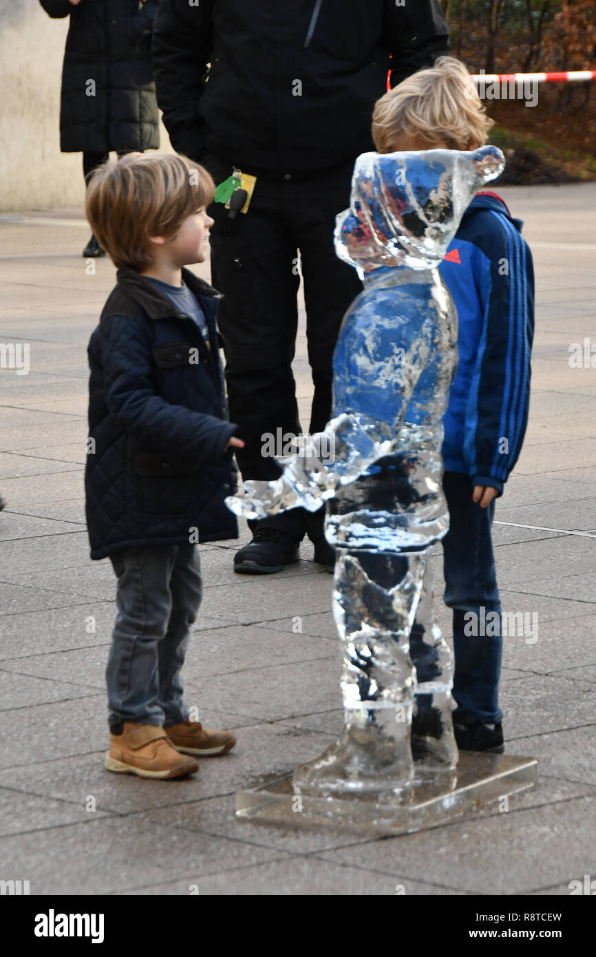 London, UK. 17th Dec, 2018. Penny Appeal Team Orange unveiling 5 life ...
